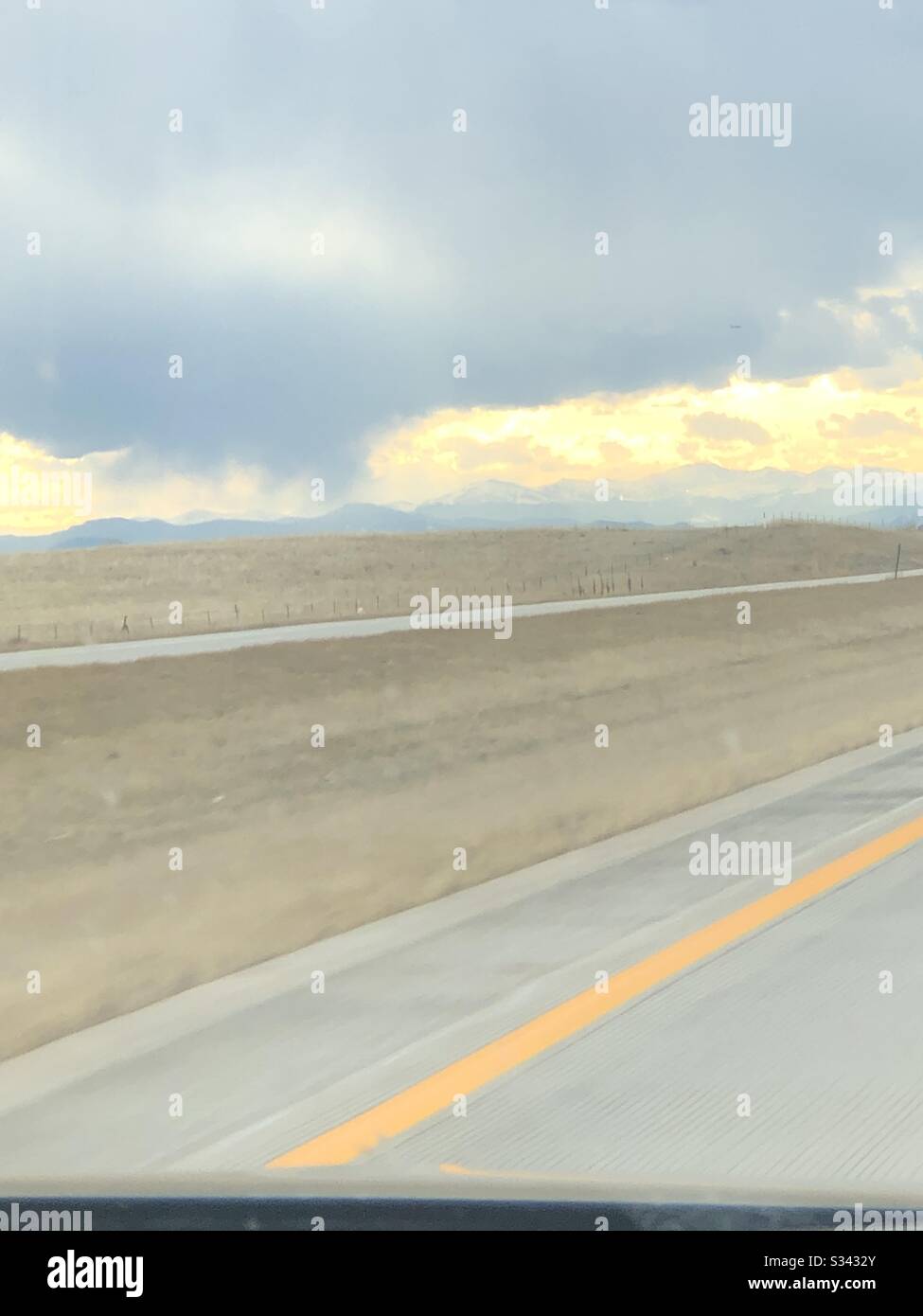 The road less traveled hi-res stock photography and images - Alamy