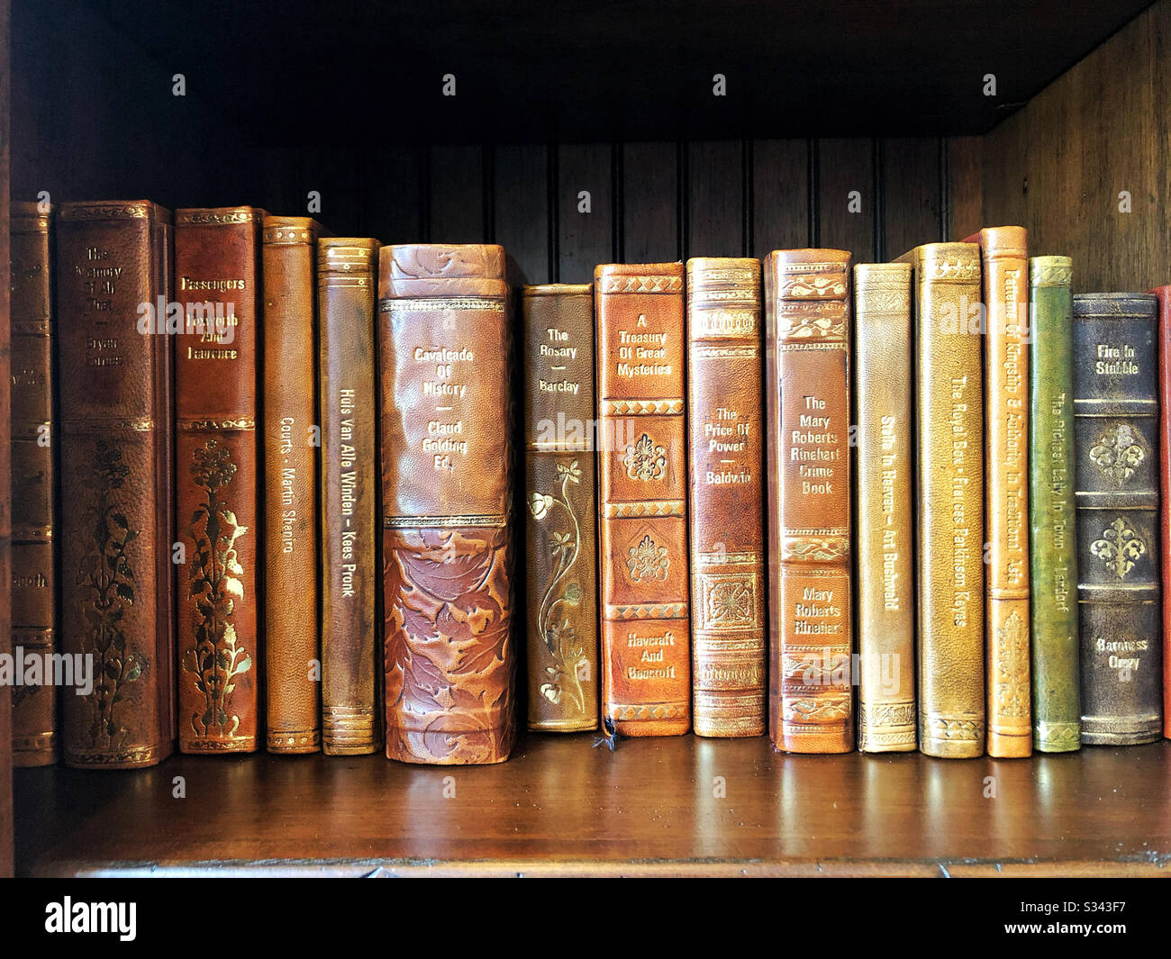 Leather bound books hi-res stock photography and images - Alamy