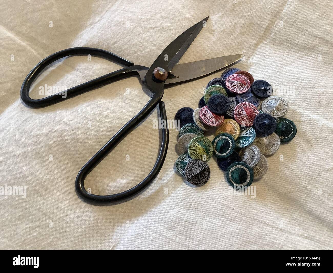 Vintage scissors hi-res stock photography and images - Alamy