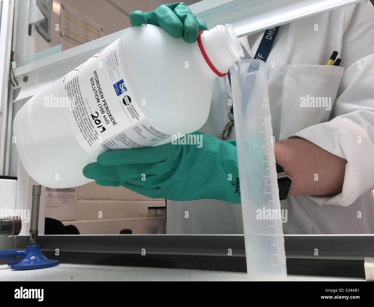 Hydrogen peroxide hi-res stock photography and images - Alamy