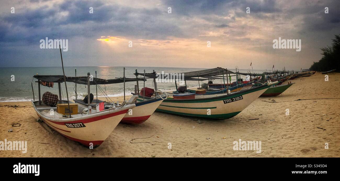 Traditional fishing boats sunrise hi-res stock photography and images ...