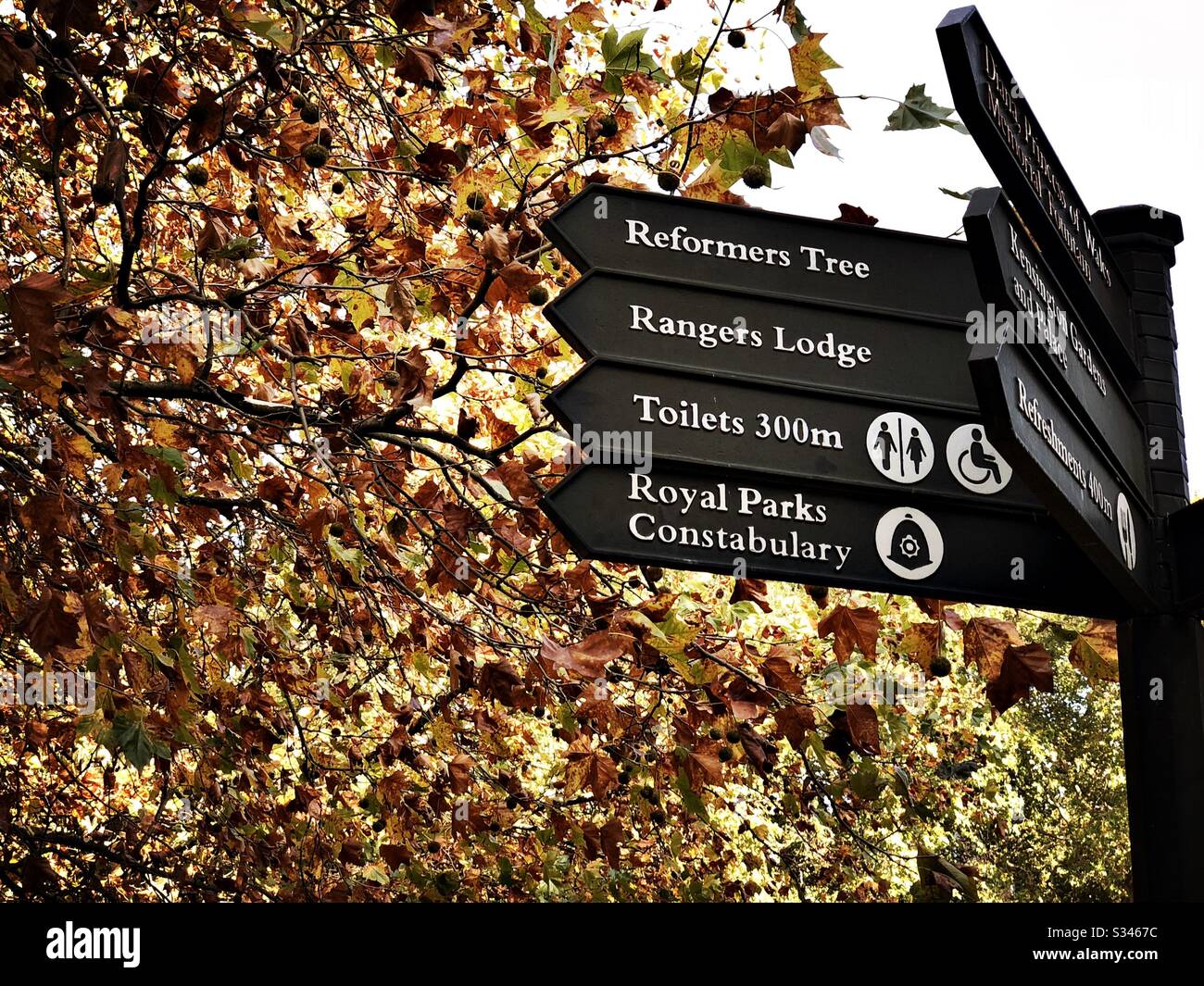 Direction sign hyde park london hi-res stock photography and images - Alamy