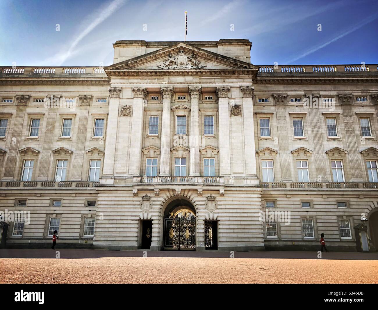 A wide angle view from the gates of Buckingham Palace, London Stock ...
