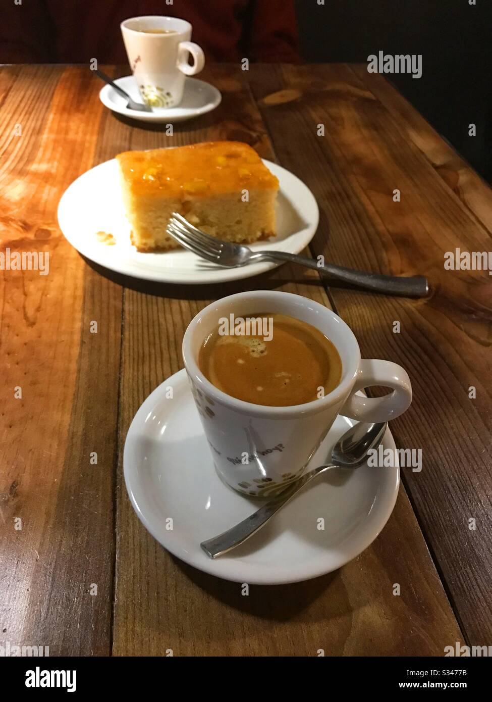 Two cups of coffee with sponge cake Stock Photo - Alamy