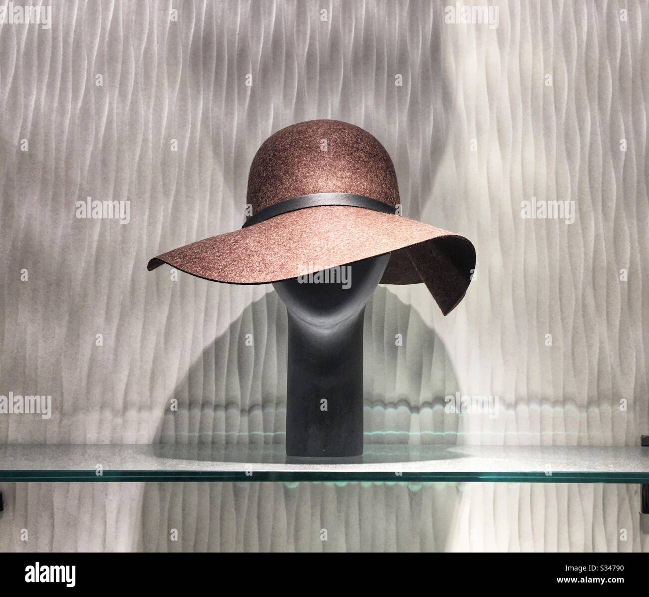 Floppy hat hi-res stock photography and images - Alamy