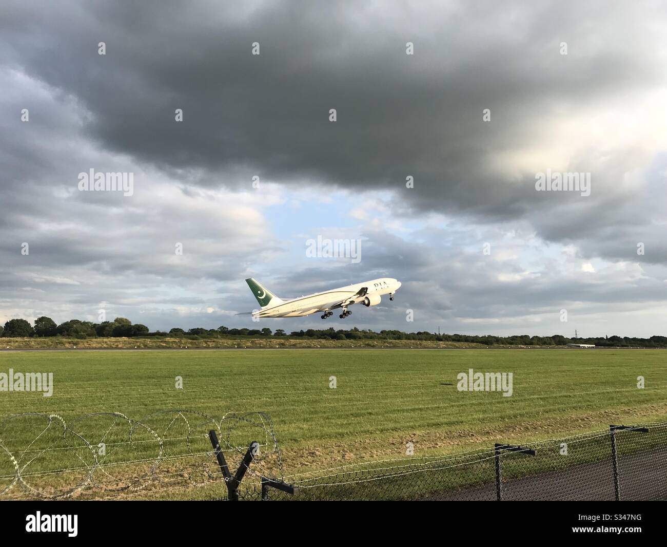 Jumbo jet take off hi-res stock photography and images - Alamy