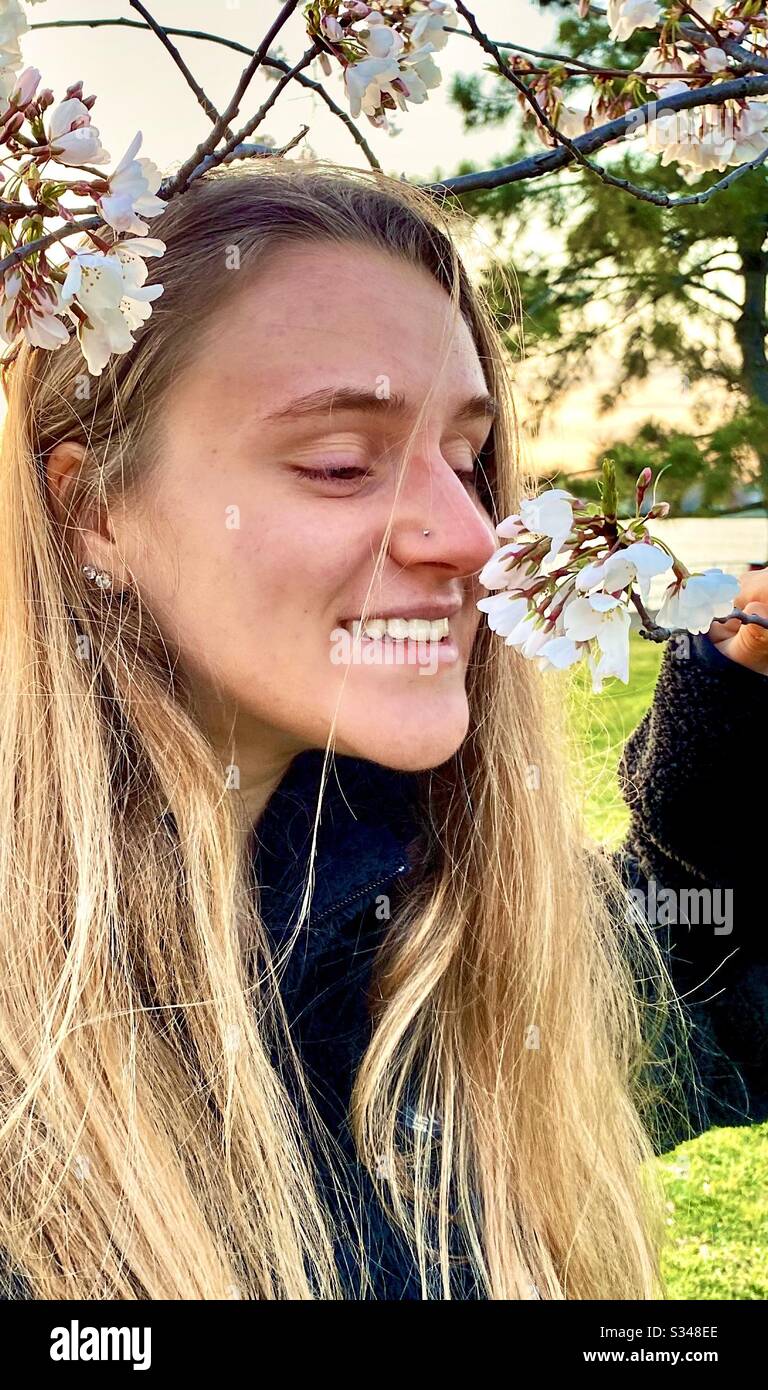 Lady smelling hi-res stock photography and images - Alamy