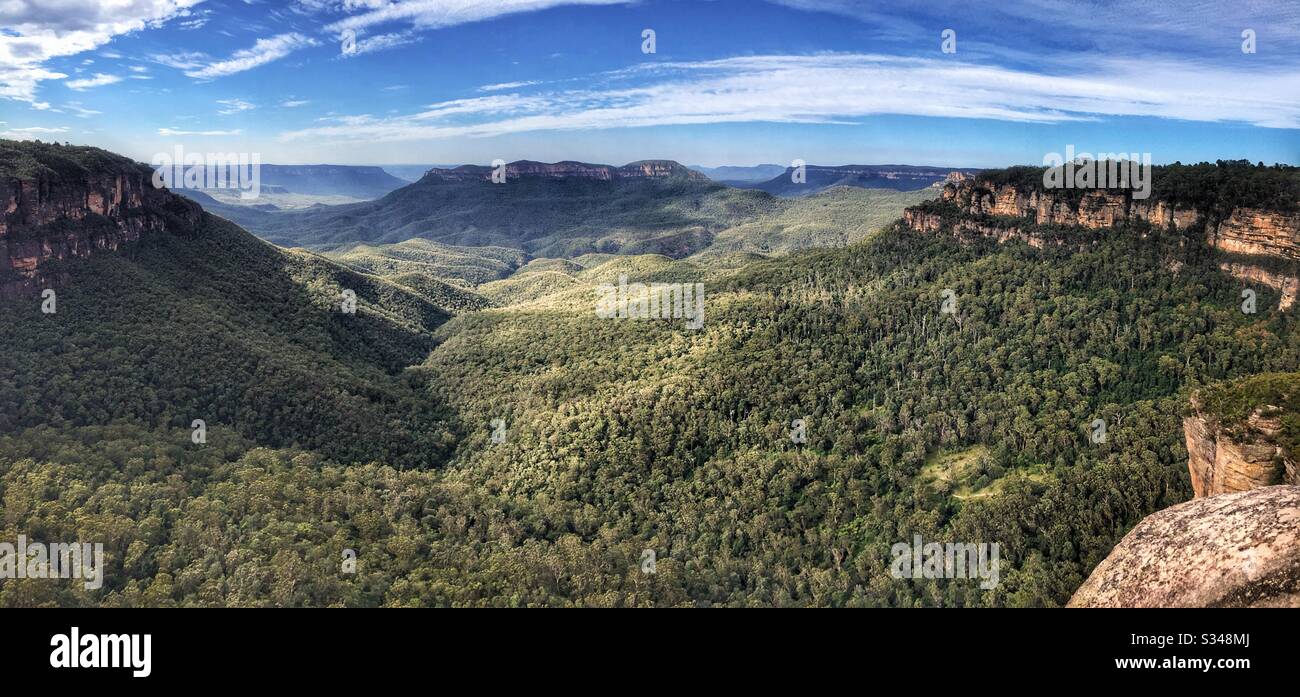 Mount Solitary and the Jamison Valley from the Prince Henry Clifftop ...
