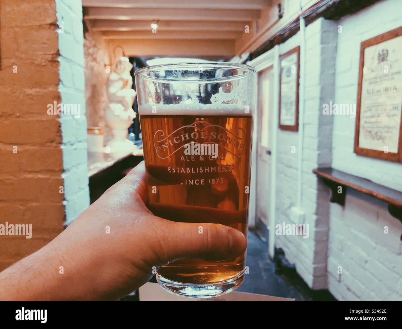 Hand holding pint hi-res stock photography and images - Alamy
