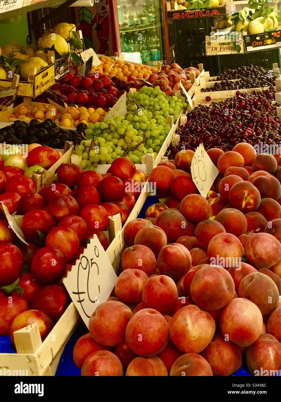 Fresh fruit stall sorrento hi-res stock photography and images - Alamy