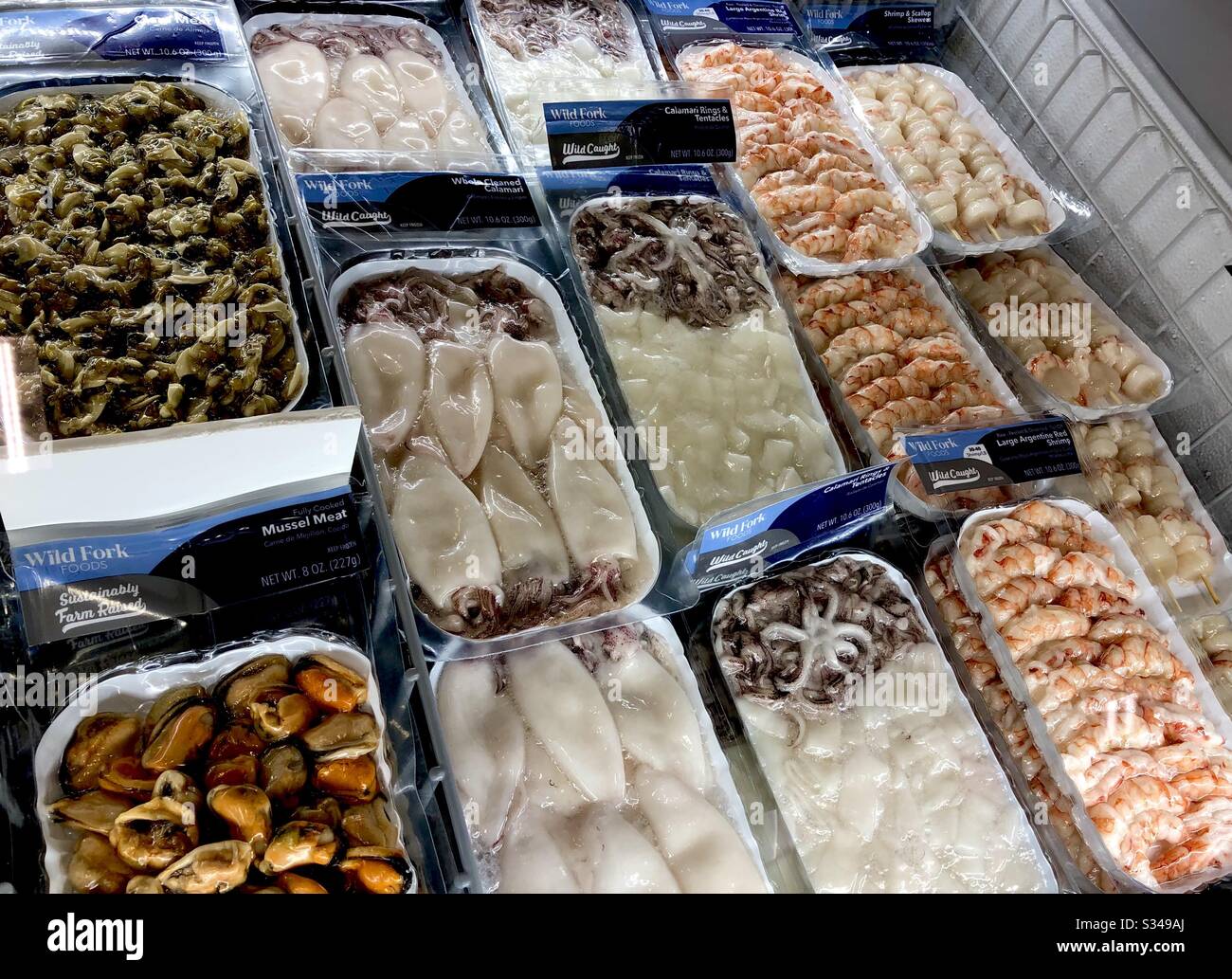 Supermarket fish display hi-res stock photography and images - Alamy