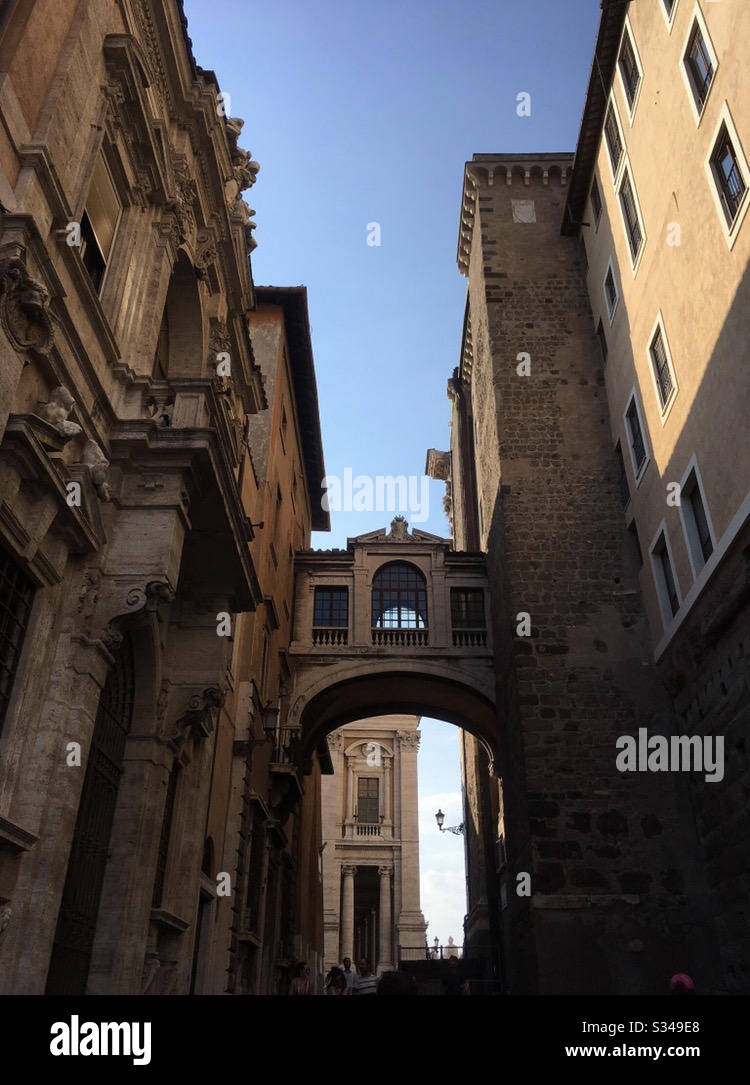 Arch between two buildings in Rome, Italy Stock Photo - Alamy