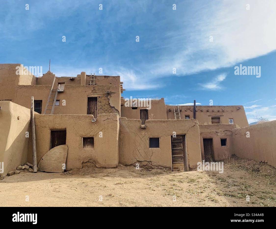Native american structures hi-res stock photography and images - Alamy
