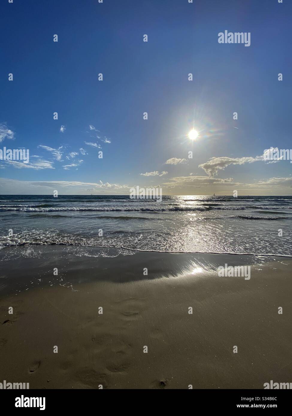 Sparse clouds hi-res stock photography and images - Alamy