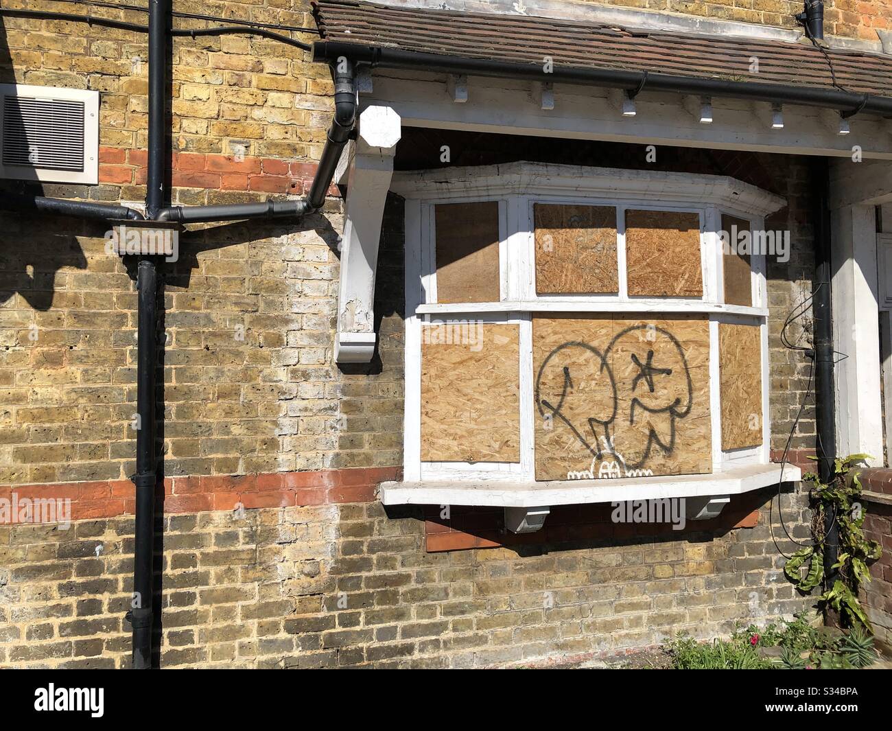 House boarded up windows hi-res stock photography and images - Alamy
