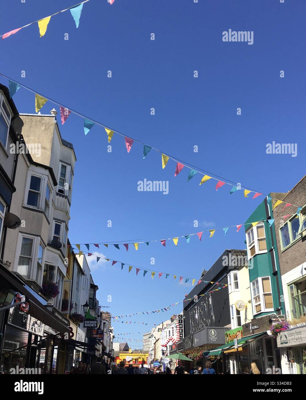Bunting summer party hi-res stock photography and images - Alamy