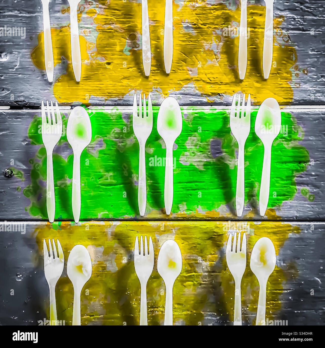 Fork and spoon pattern on the wood table Stock Photo - Alamy