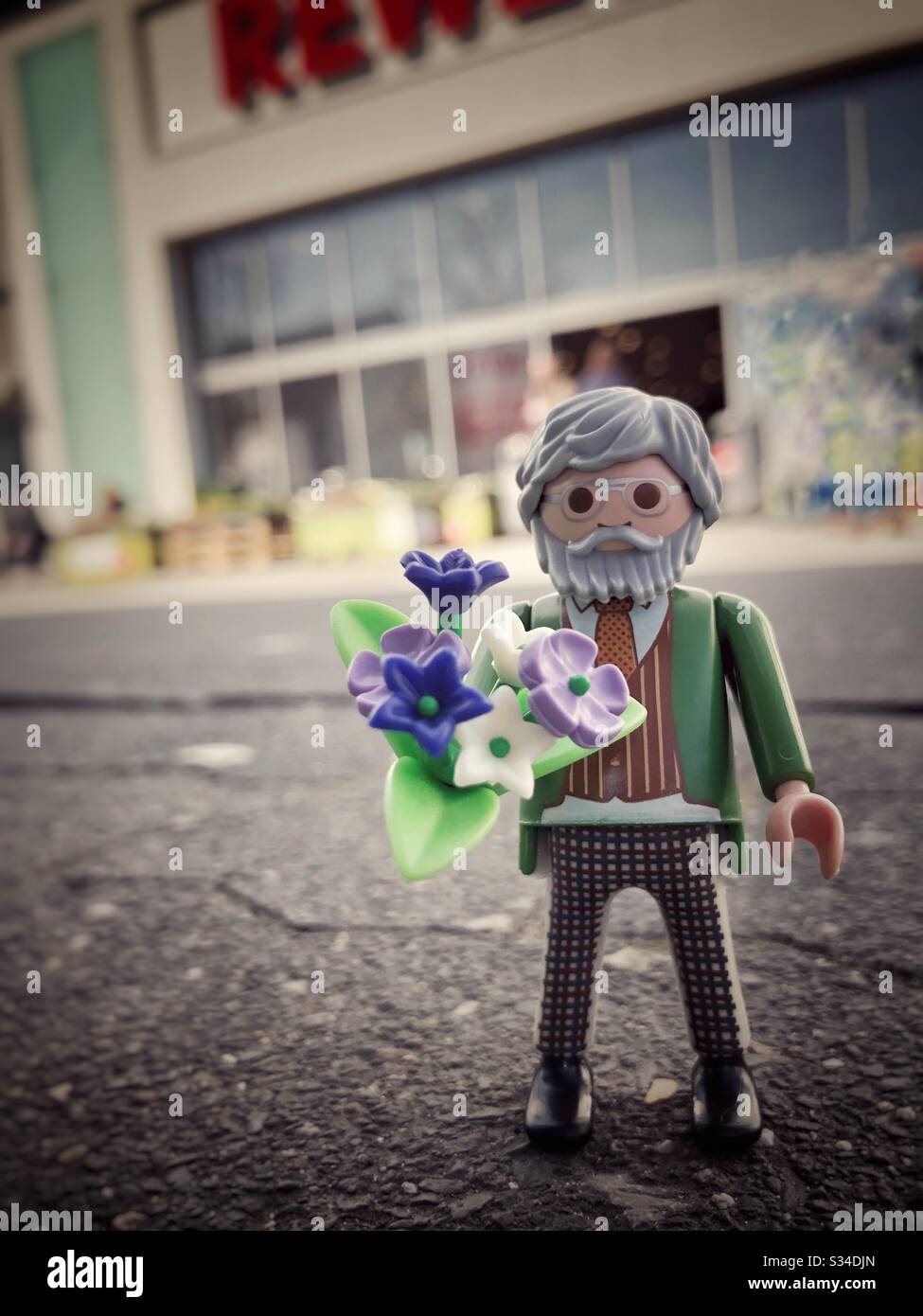 Senior bouquet hi-res stock photography and images - Alamy