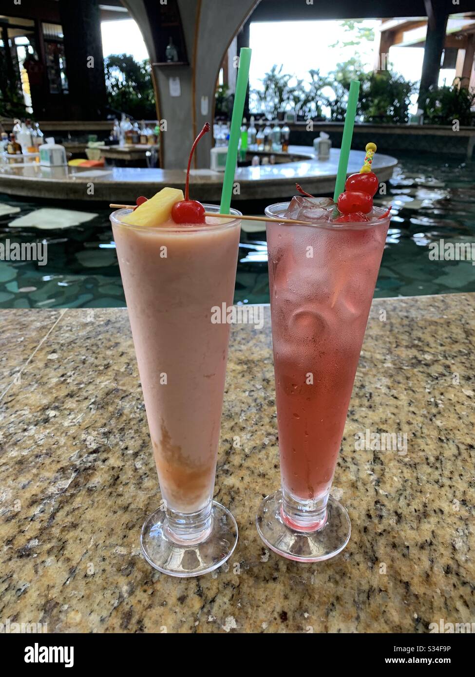 Cocktails by the pool hi-res stock photography and images - Alamy
