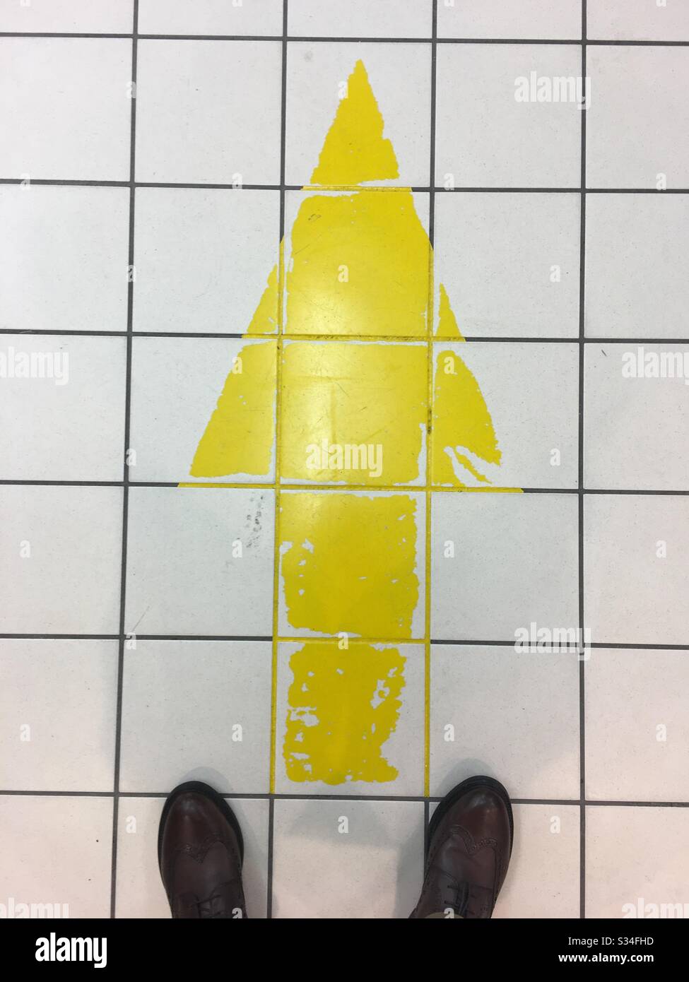 Direction on floor arrow hi-res stock photography and images - Alamy