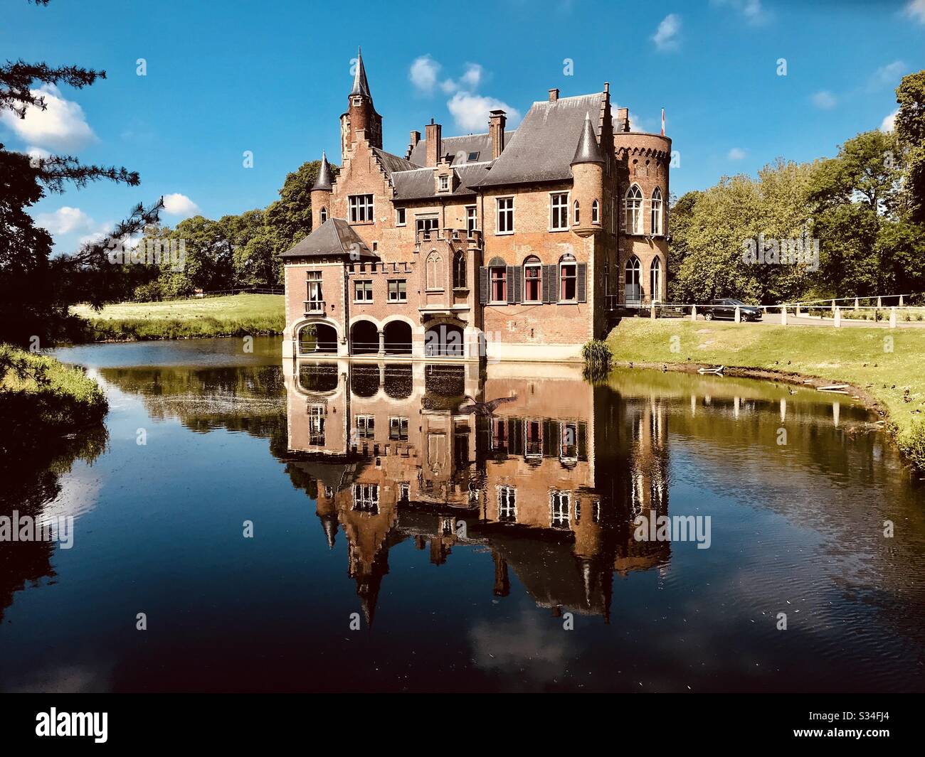 Belgian castle reflection in pond Stock Photo - Alamy