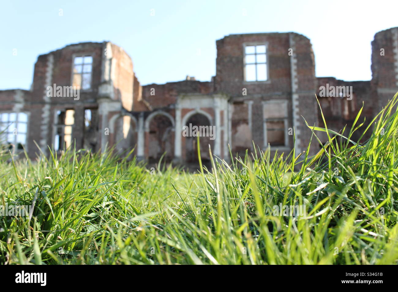 House with grass hi-res stock photography and images - Alamy