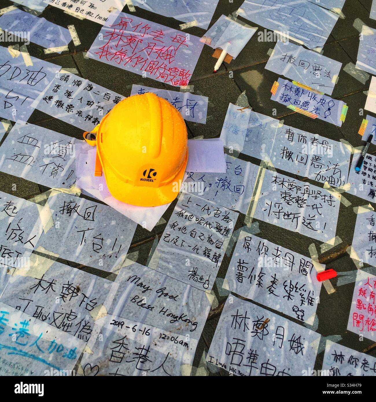 Yellow hard hat hi-res stock photography and images - Alamy