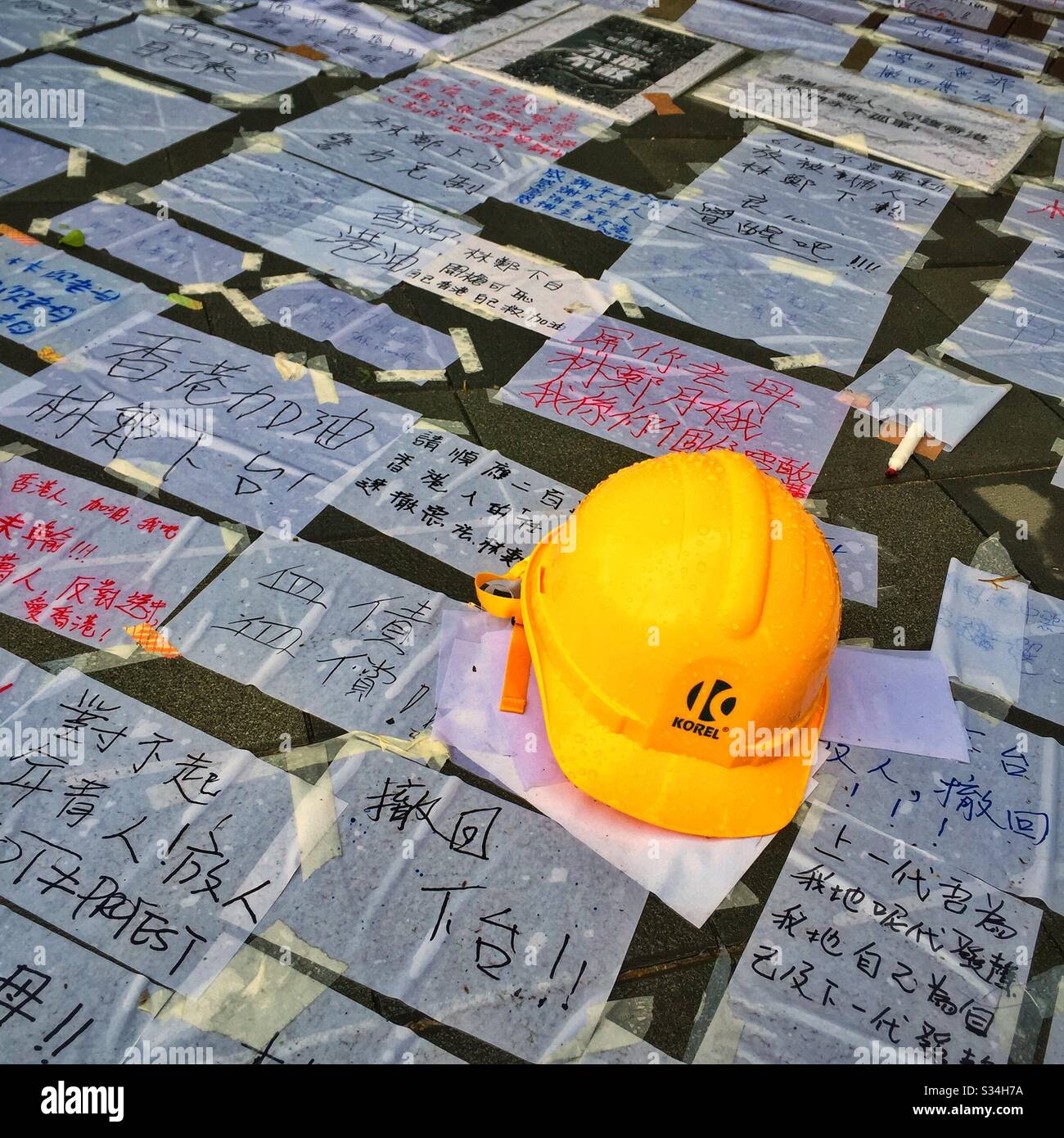 Yellow hard hat hi-res stock photography and images - Alamy