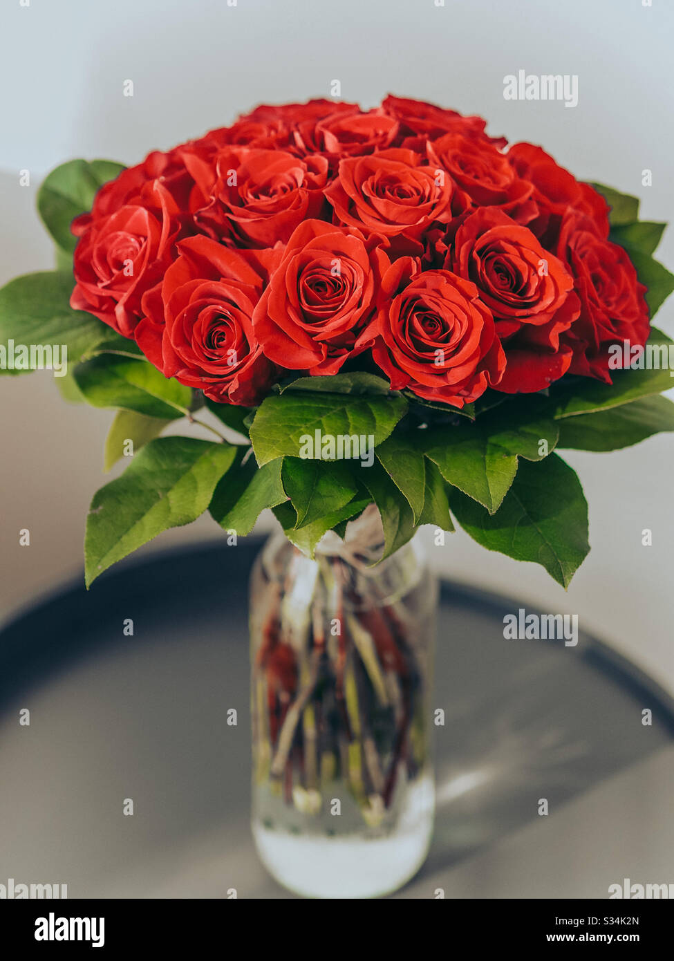 Red roses vase hi-res stock photography and images - Alamy