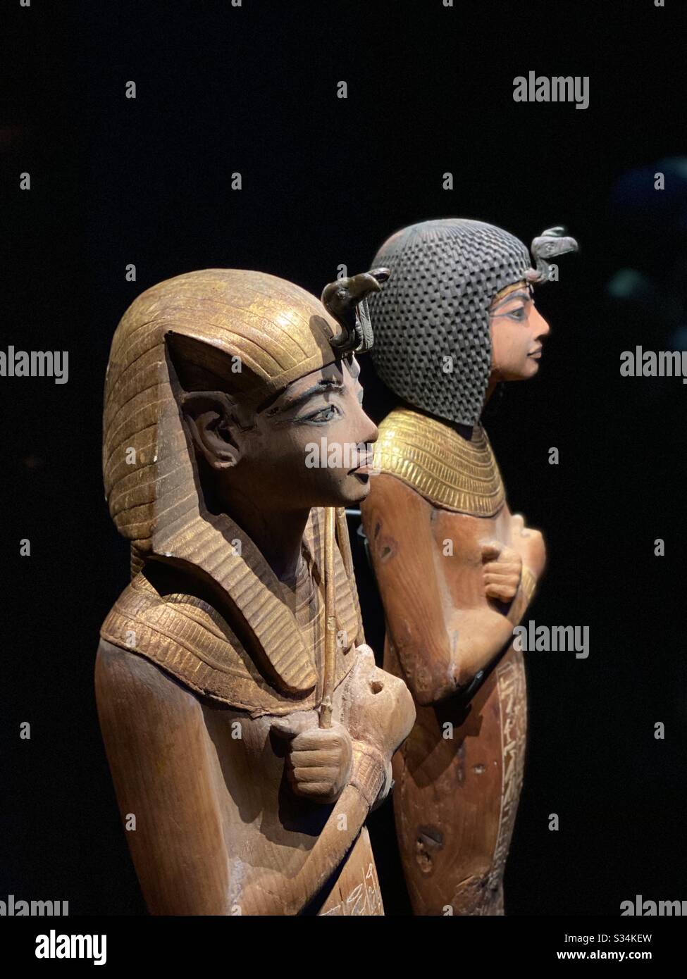 Egypt gold statues hi-res stock photography and images - Alamy