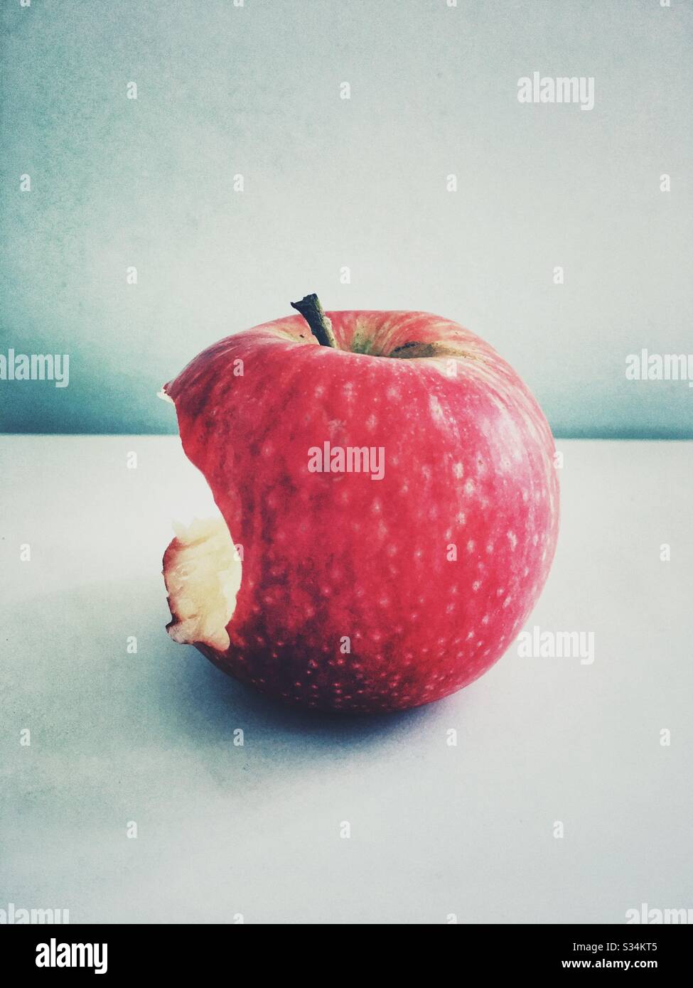 Red apple with bite hi-res stock photography and images - Alamy