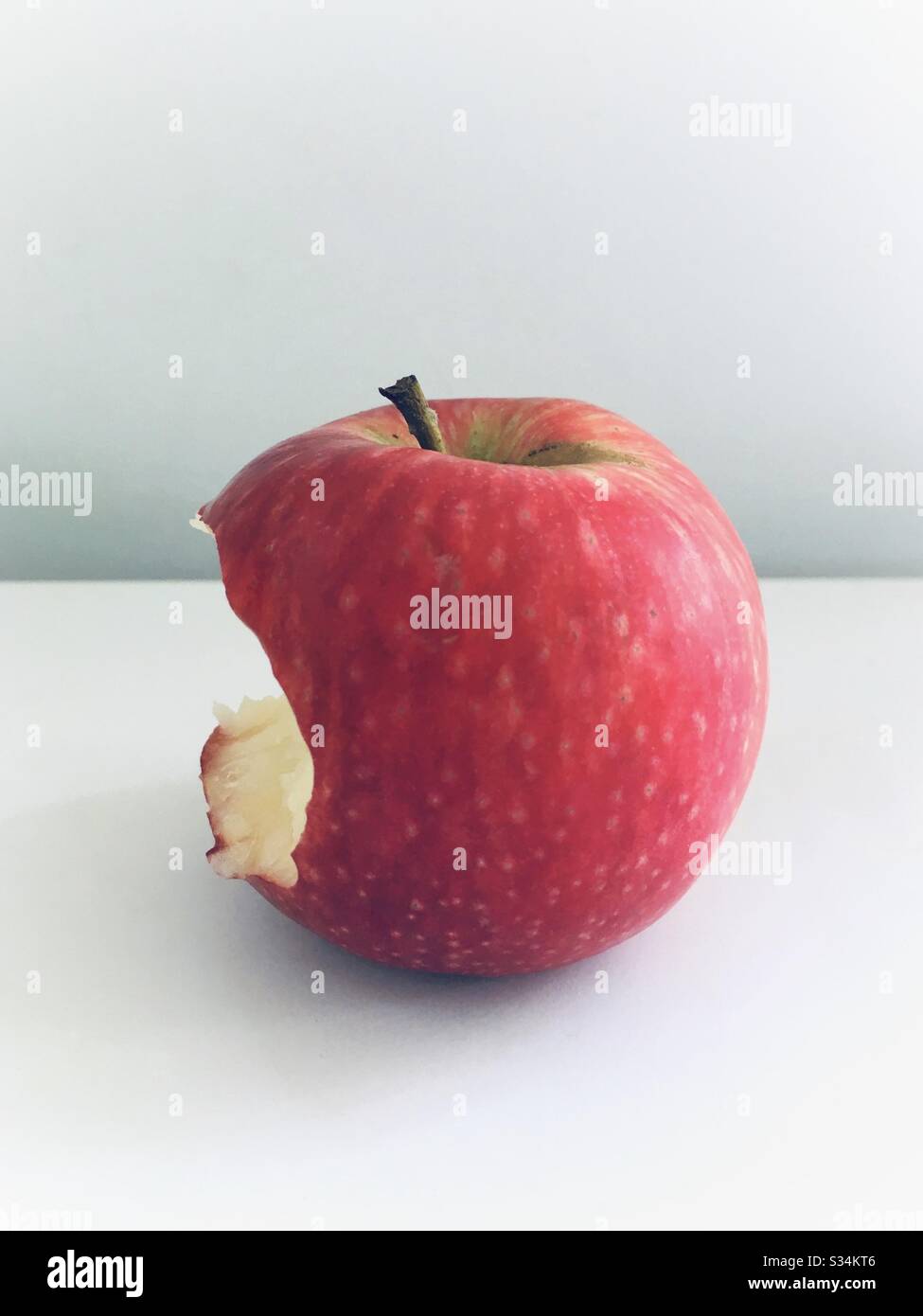 Red apple with bite hi-res stock photography and images - Alamy