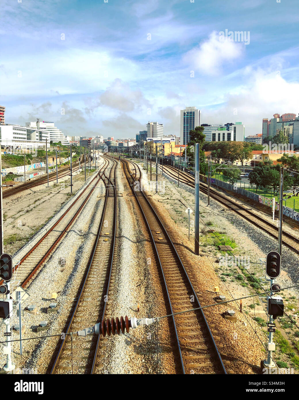 Train tracks horizon Stock Photo - Alamy