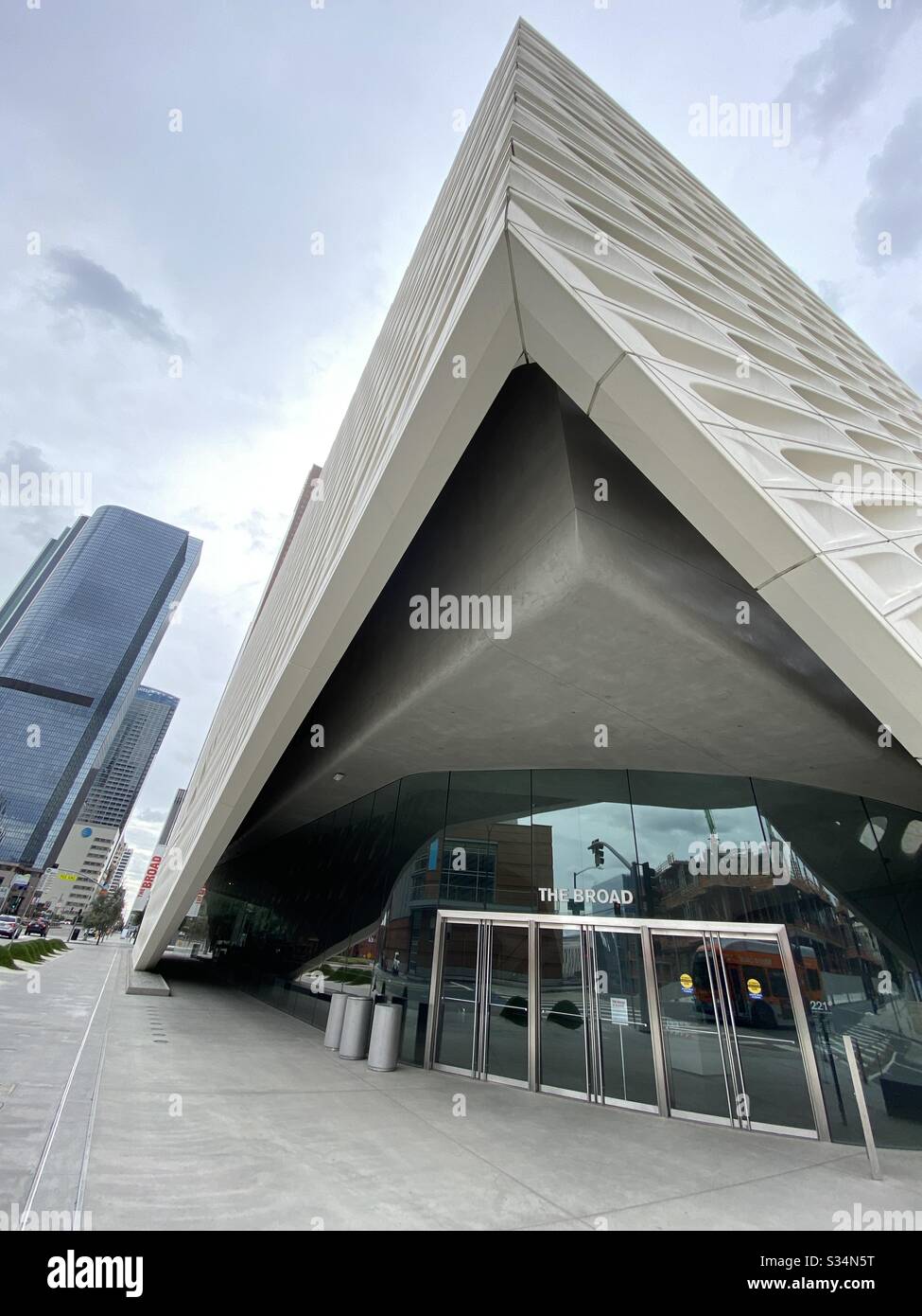 LOS ANGELES, CA, MAR 2020: wide angle view of entrance to The Broad ...