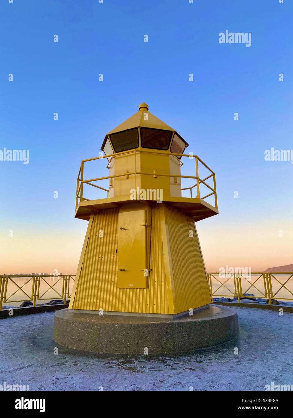 Yellow lighthouse hi-res stock photography and images - Alamy