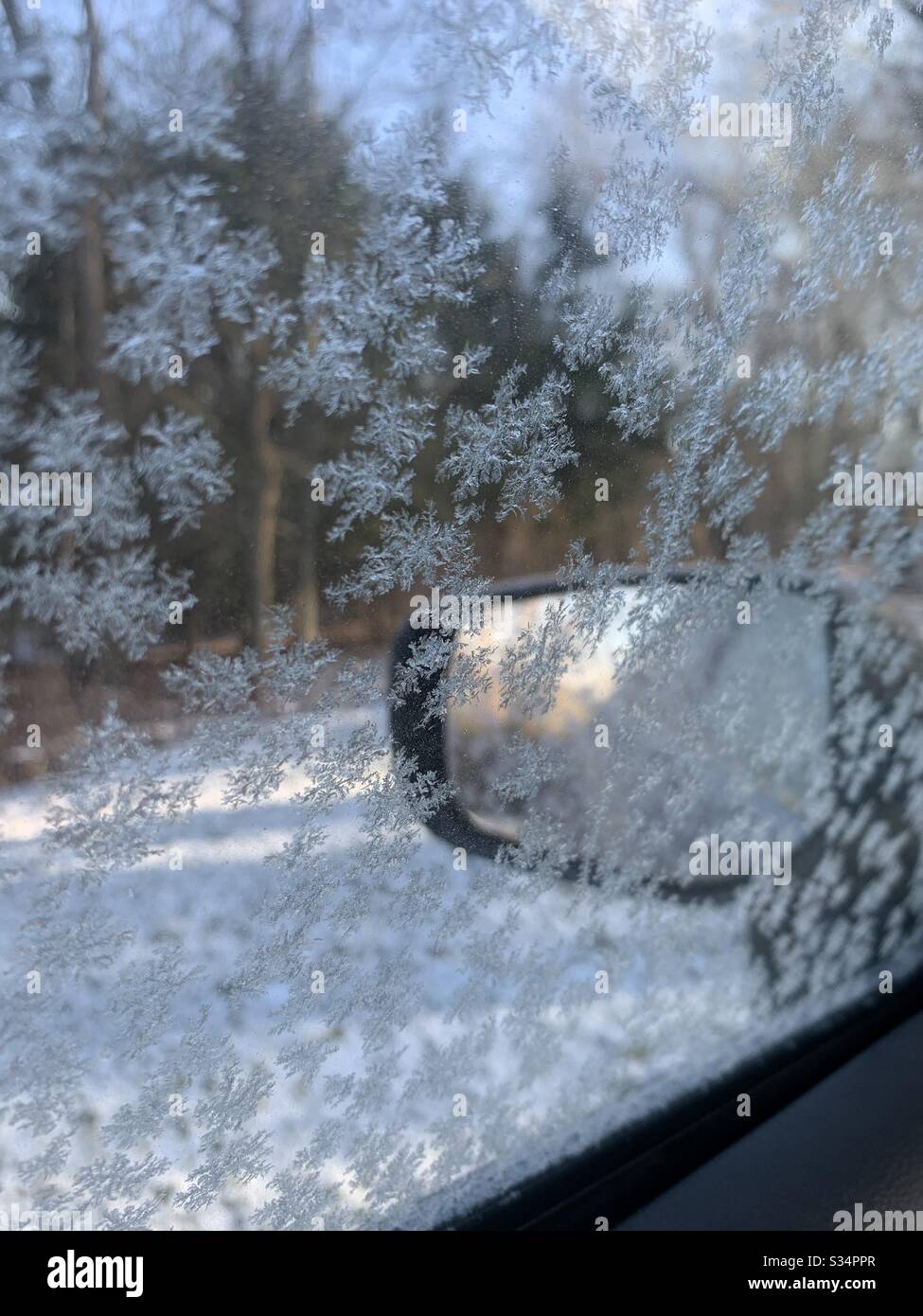 Frozen car window hi-res stock photography and images - Alamy