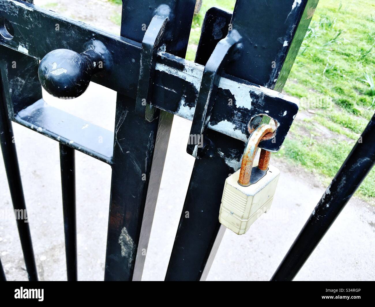 Locked park gate hi-res stock photography and images - Alamy