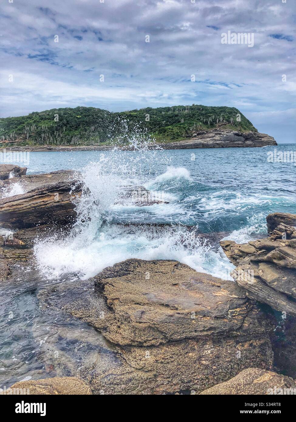 Water splashing rock formation day hi-res stock photography and images ...