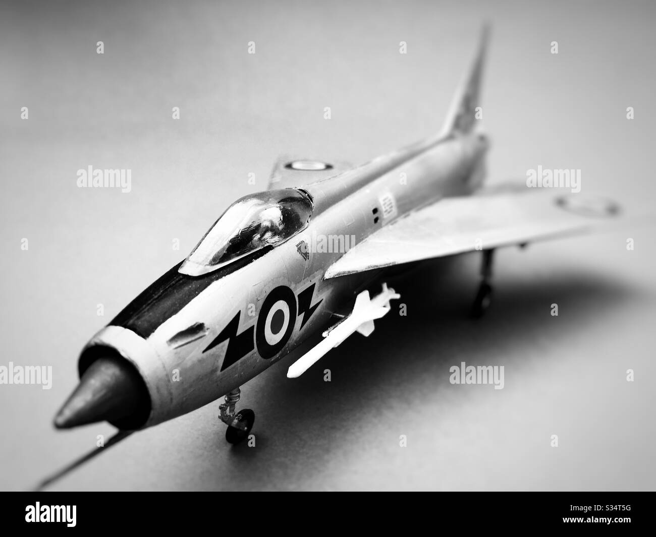 Airfix 1/72 scale RAF Lighting Cold War era supersonic fighter jet ...