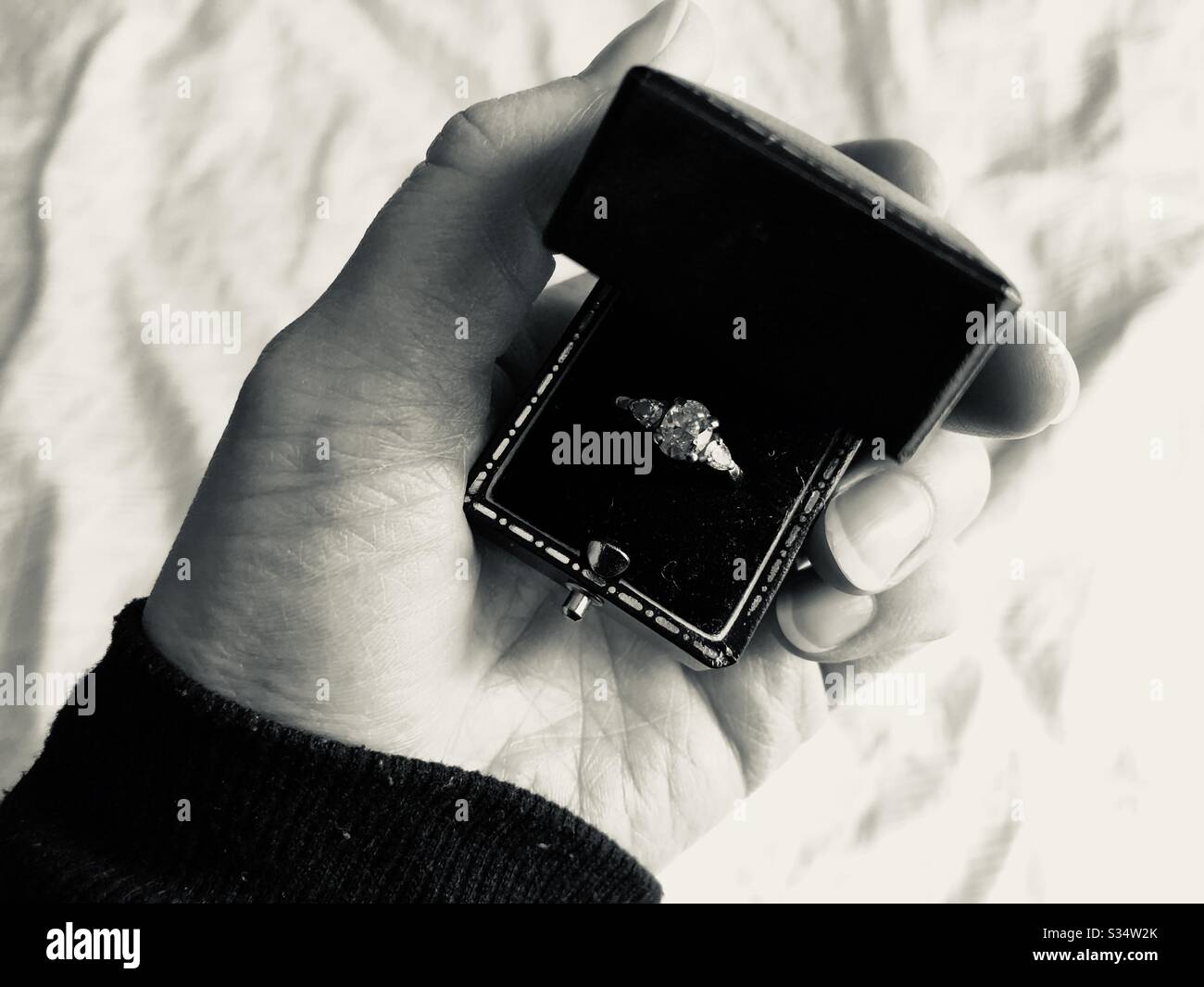 Diamond ring in a box hi-res stock photography and images - Alamy