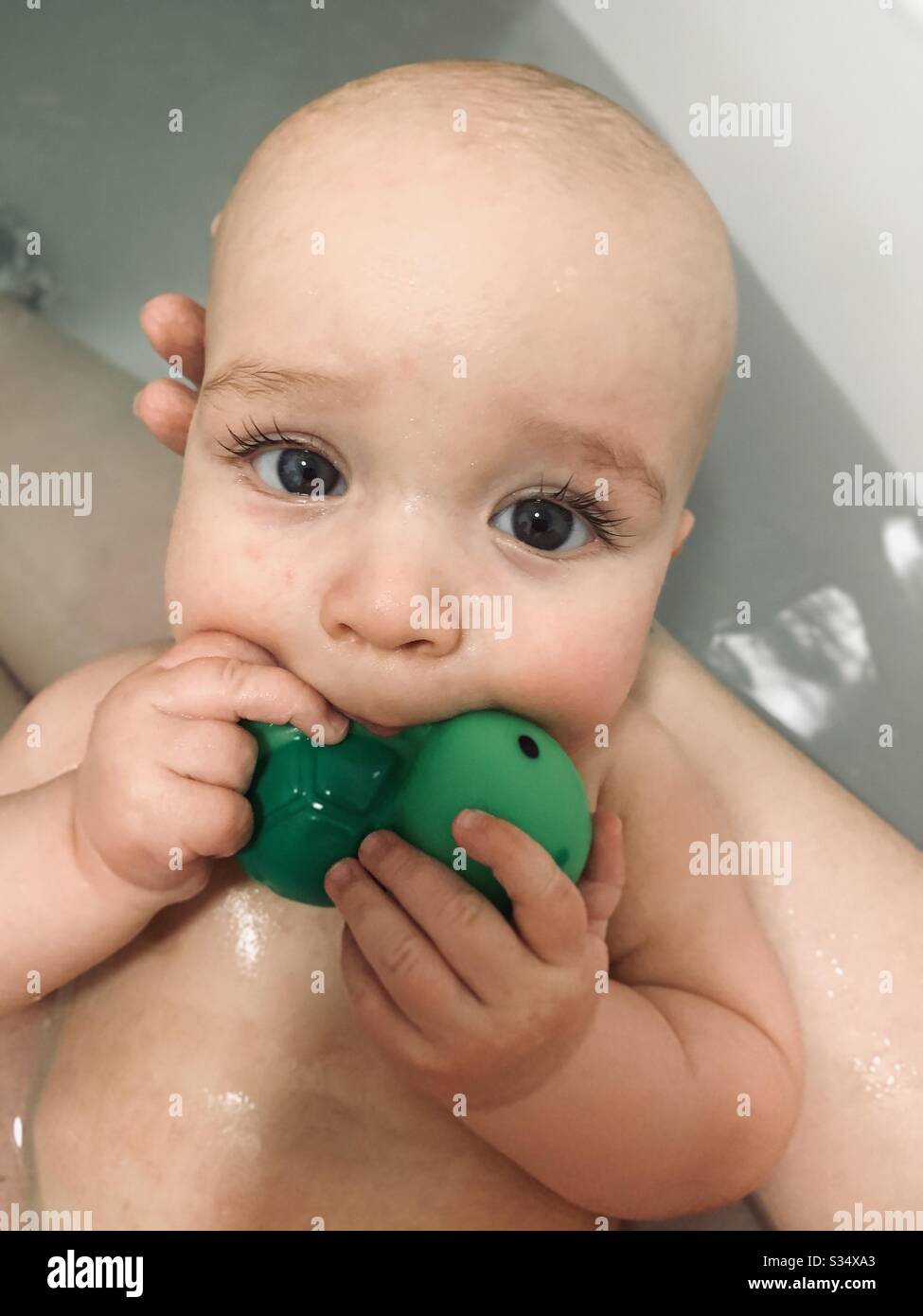 Cute baby bath hi-res stock photography and images - Alamy