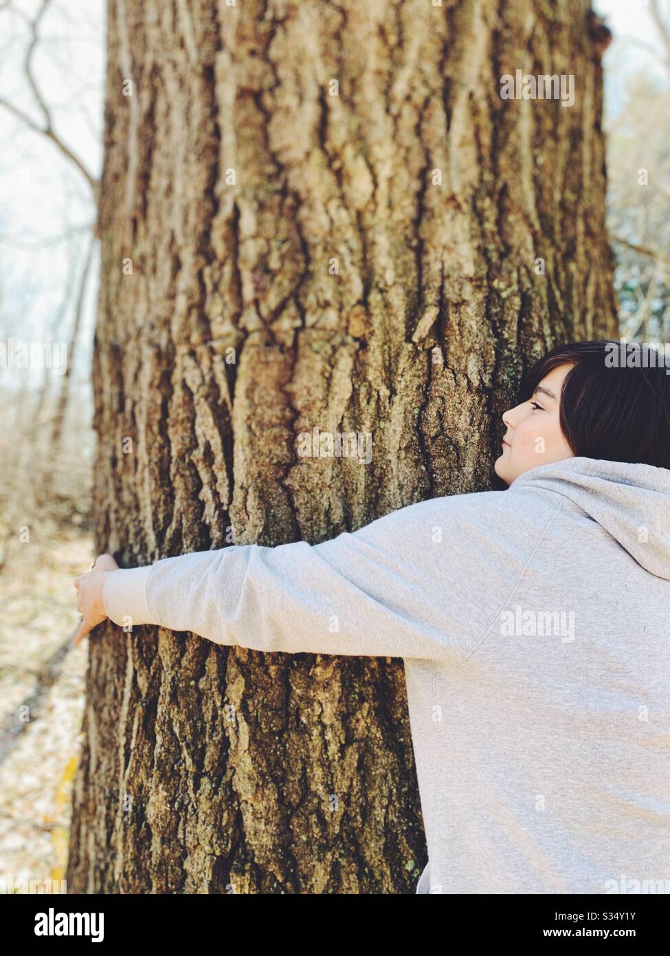 Teen hugging a tree Stock Photo - Alamy