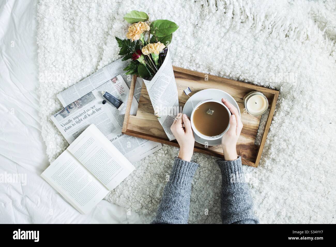 Hands with tea hi-res stock photography and images - Alamy