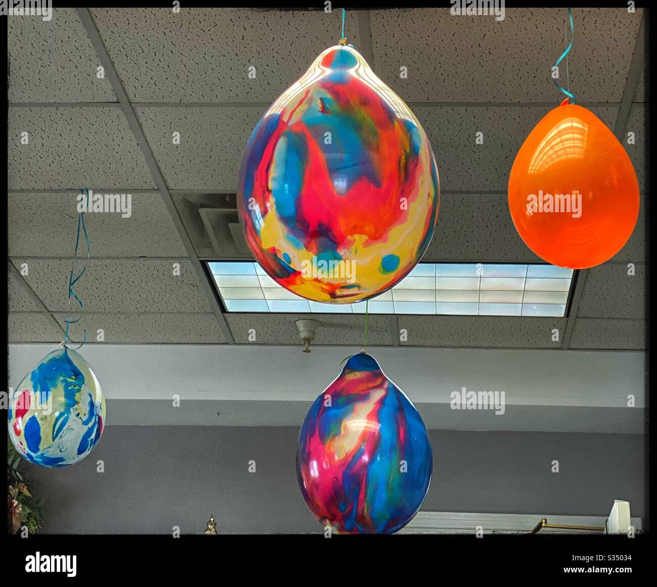 Hanging from balloons hi-res stock photography and images - Alamy