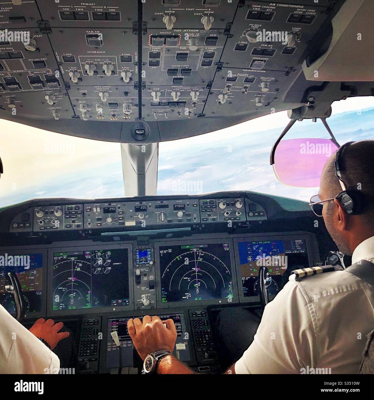 Boeing 787 Cockpit Take Off