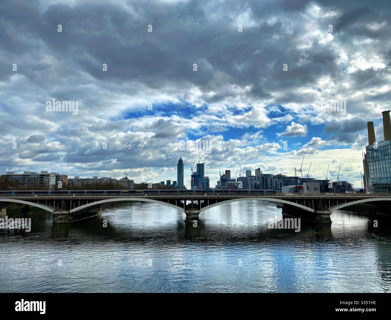 Chelsea sky bridge hi-res stock photography and images - Alamy