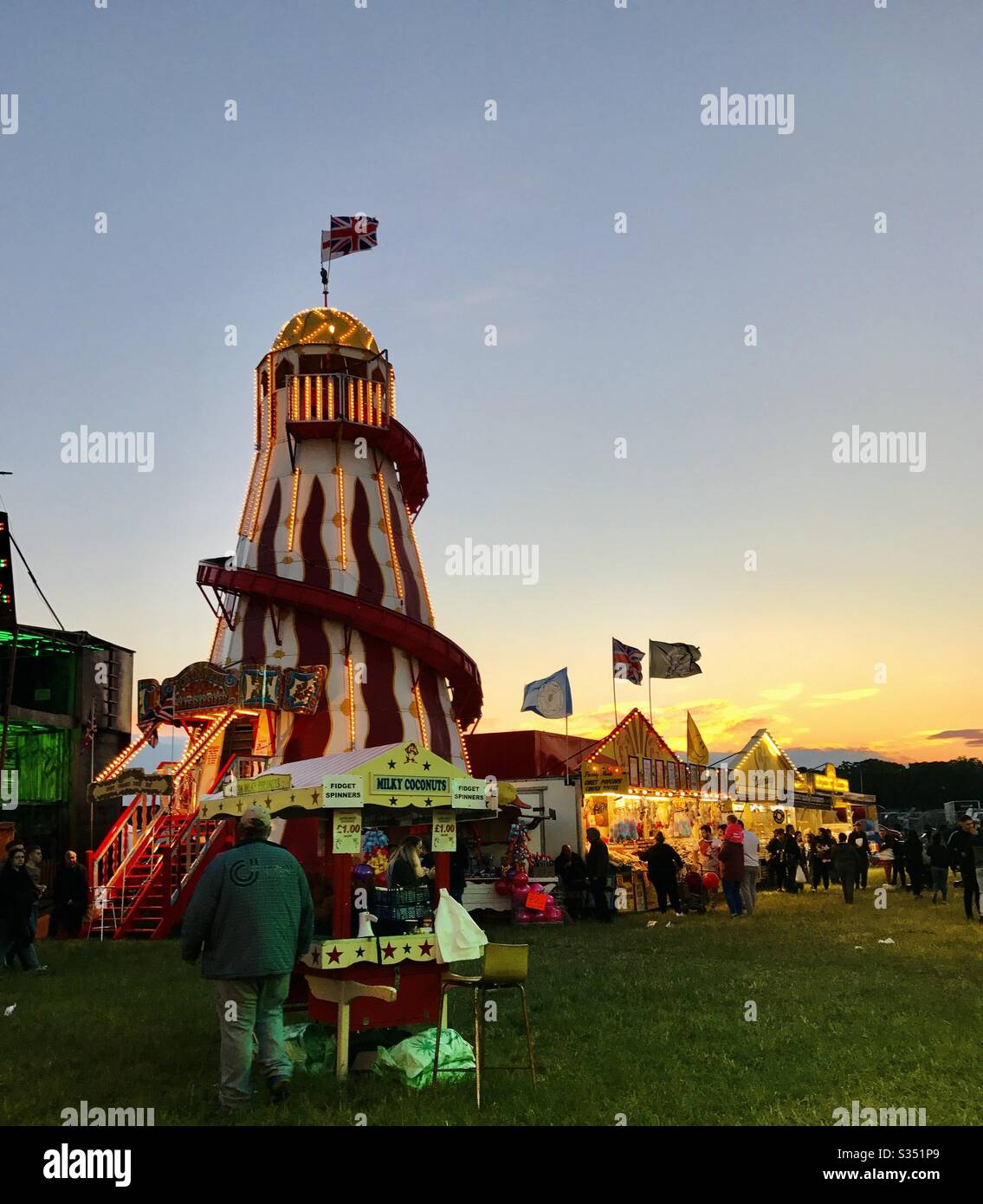 Fairground at night hi-res stock photography and images - Alamy