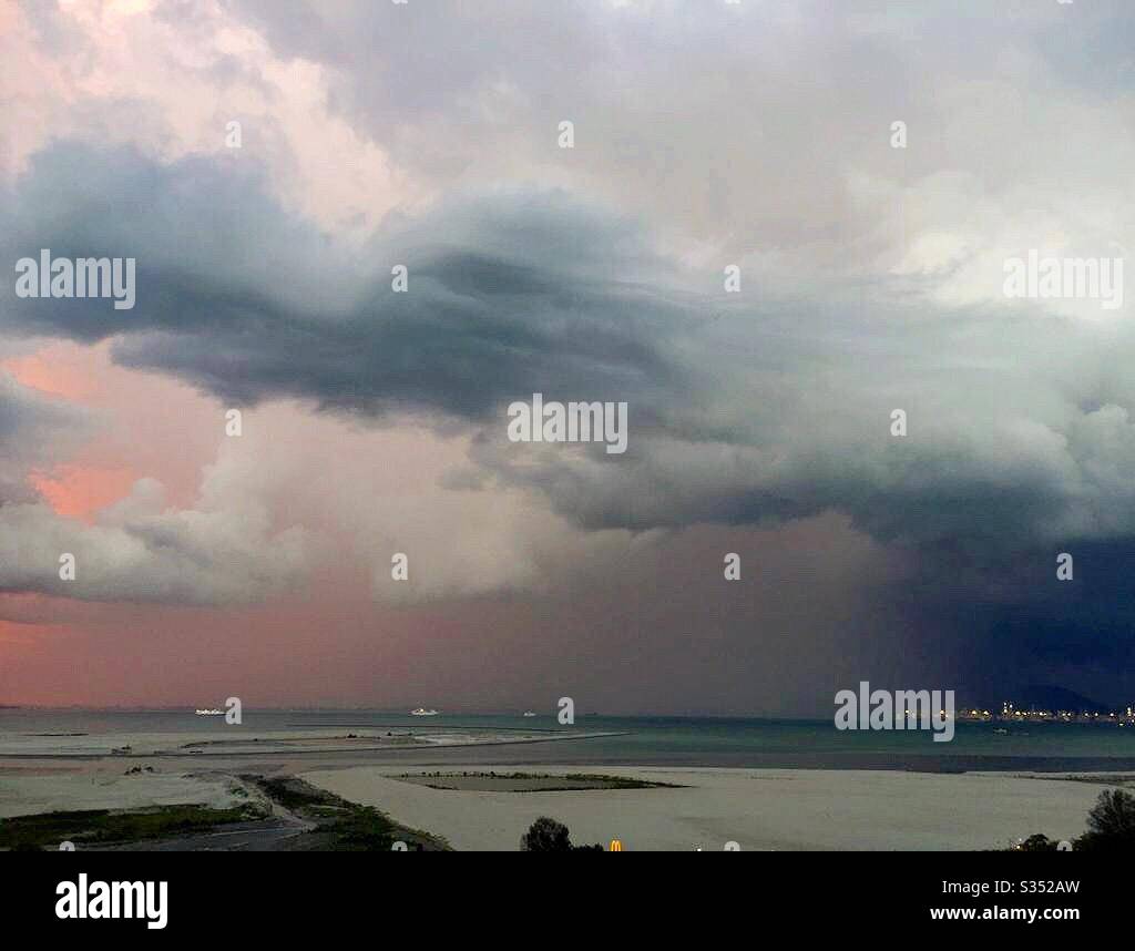 Scattered storm cloud Stock Photo - Alamy