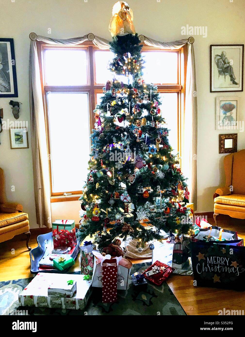 Angel on top of christmas tree hi-res stock photography and images - Alamy