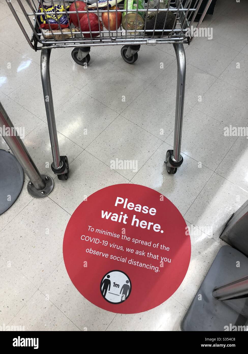 Please queue here sign hi-res stock photography and images - Alamy